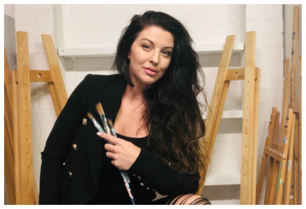 Abstract and Impressionist Style by Tracy Thomas - Magzoid Magazine