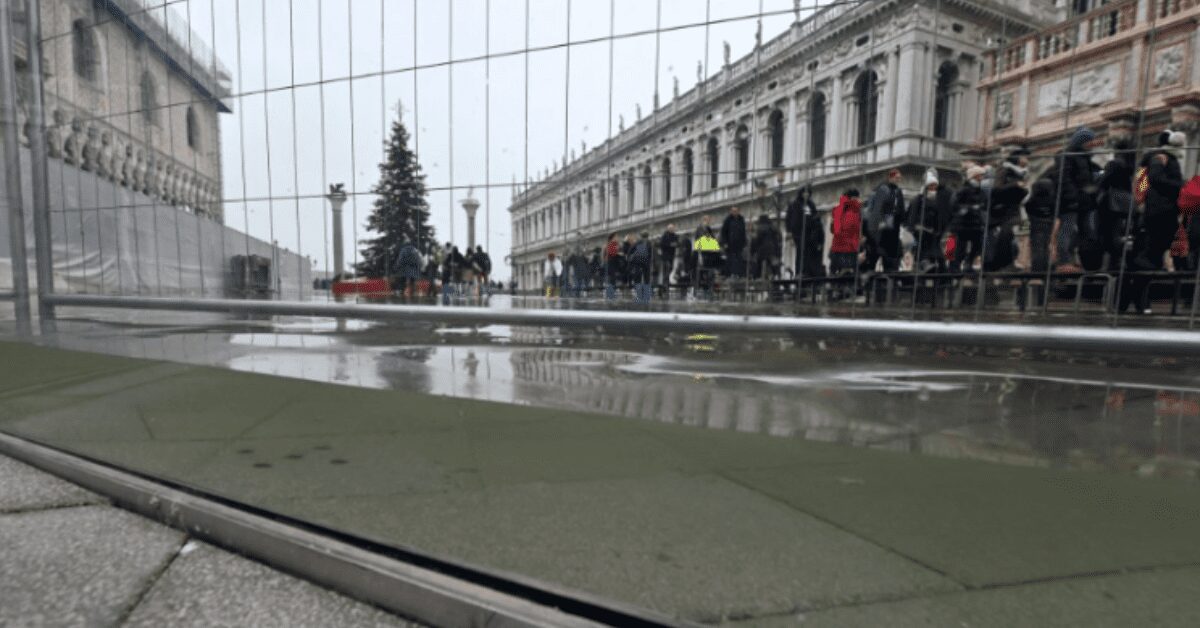 Installing glass barriers around Saint Mark's Basilica in Venice to ...