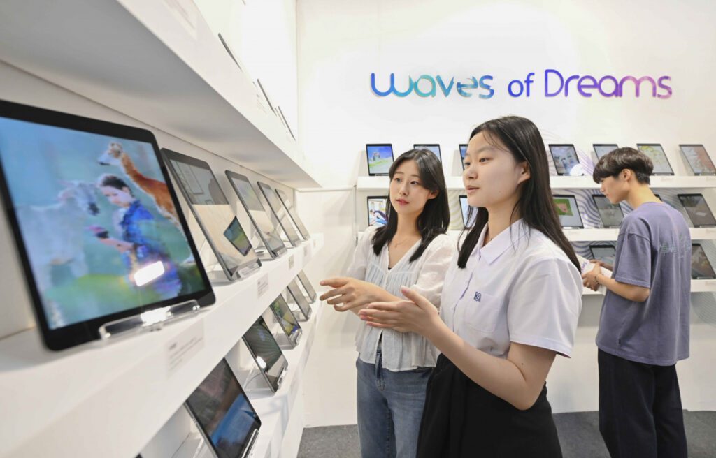 Han Sung Motor-backed students present media art at Plastic Art Seoul ...